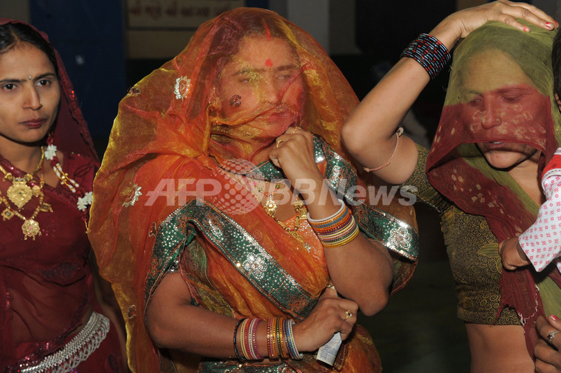 インド「売春婦の村」、風習に立ち向かう集団結婚式 写真9枚 国際ニュース:afpbb News