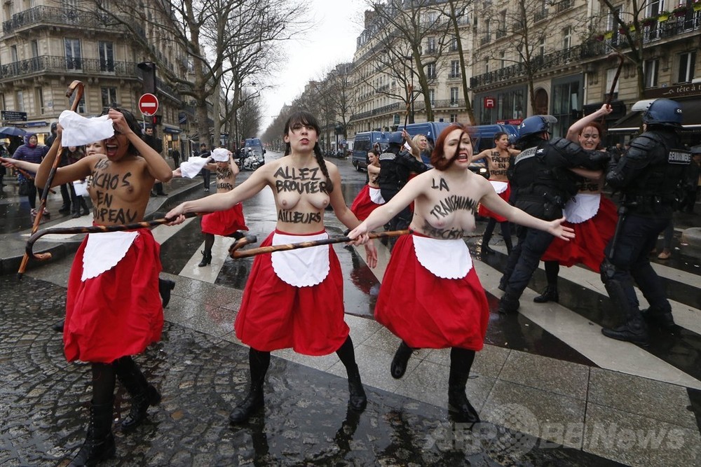 Femen、仏「怒りの日」デモにトップレス抗議 写真12枚 国際ニュース:afpbb News