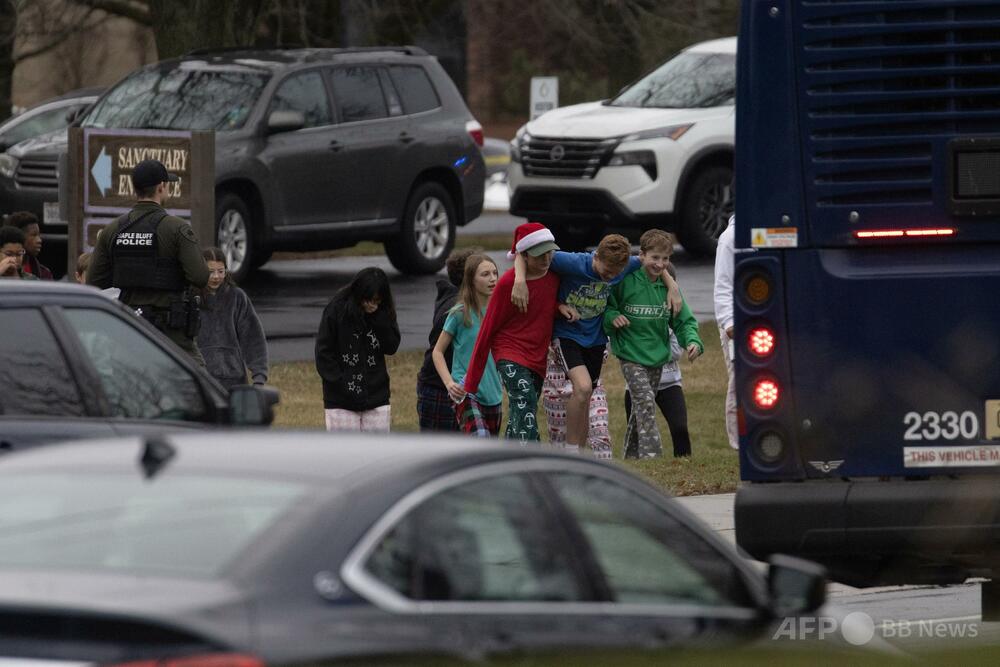 米学校で発砲、2人犠牲に 容疑者生徒も死亡 写真3枚 国際ニュース：AFPBB News