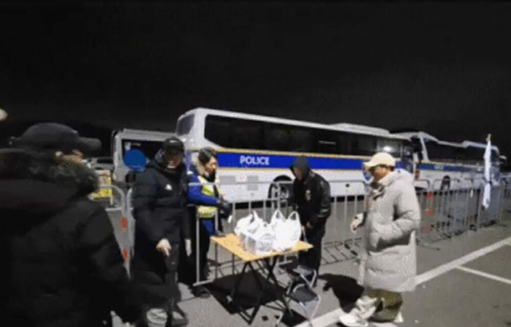 警察を襲った「大統領支持者」 vs ワッフル配った「反対派」…韓国・地裁と拘置所で“対極の風景” 写真枚 国際ニュース：AFPBB News