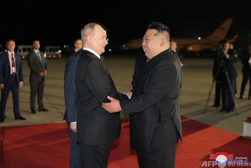 プーチン氏、訪朝 金正恩氏が空港で出迎え 写真18枚 国際ニュース：AFPBB News