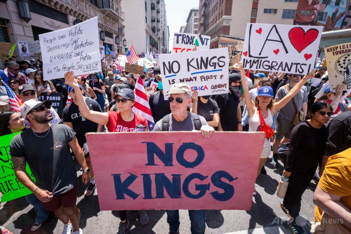 「米国に王はいらない」デモで発砲、男性1人死亡 ユタ州 写真1枚 国際ニュース：AFPBB News