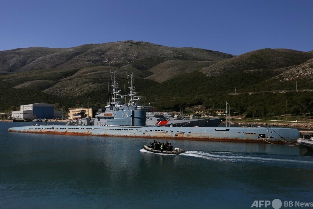 朽ちゆくソ連の潜水艦 アルバニア共産主義時代の遺物 写真8枚 朽ちゆくソ連の潜水艦 アルバニア共産主義時代の遺物 写真8枚