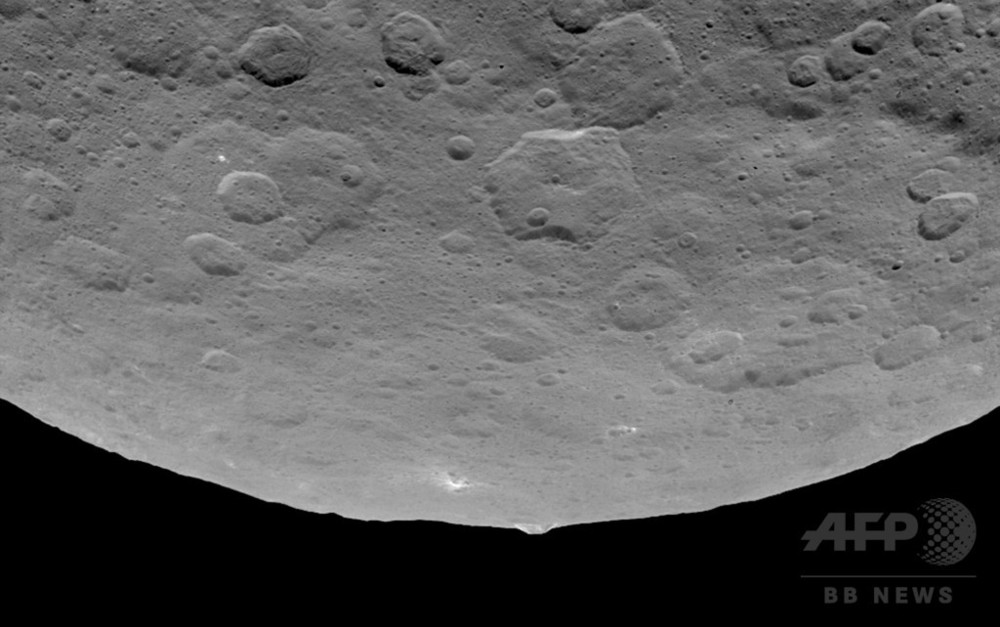 準惑星セレスに「山」、光も NASAが画像公開 写真2枚 国際ニュース：AFPBB News