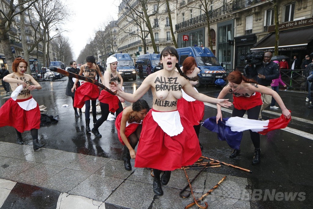 Femen、仏「怒りの日」デモにトップレス抗議 写真12枚 国際ニュース:afpbb News