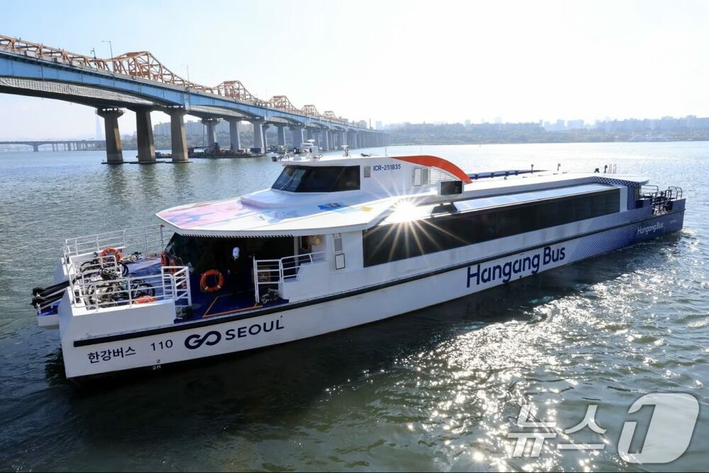 再運航したソウル・漢江バス、航行中にまたもやトラブル…乗客82人、救助艇で無事避難 写真枚 国際ニュース：AFPBB News