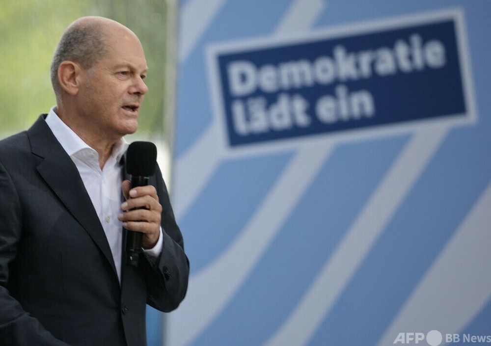 トップレス女性、独首相に抗議 ロシア産ガス禁輸訴え 写真11枚 国際ニュース：AFPBB News