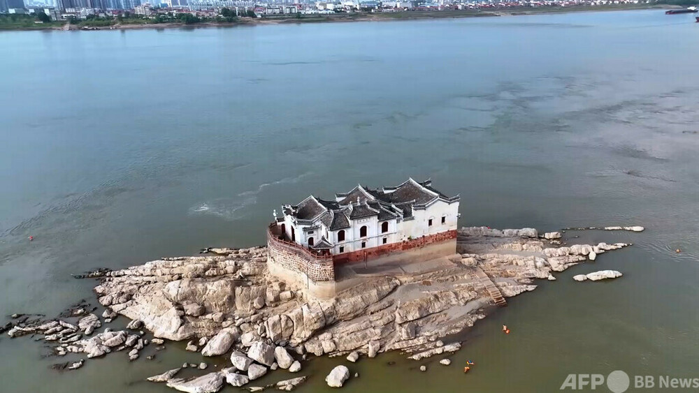 動画：中国の「長江に浮かぶ寺院」が全貌を現す 酷暑で水流減少 写真1枚 国際ニュース：AFPBB News