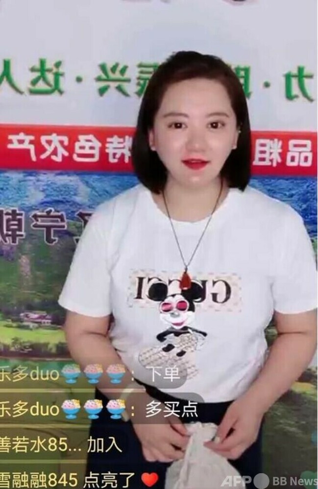 村人に「携帯電話を新たな農具に」と呼びかける若い女性 写真1枚 国際ニュース：AFPBB News