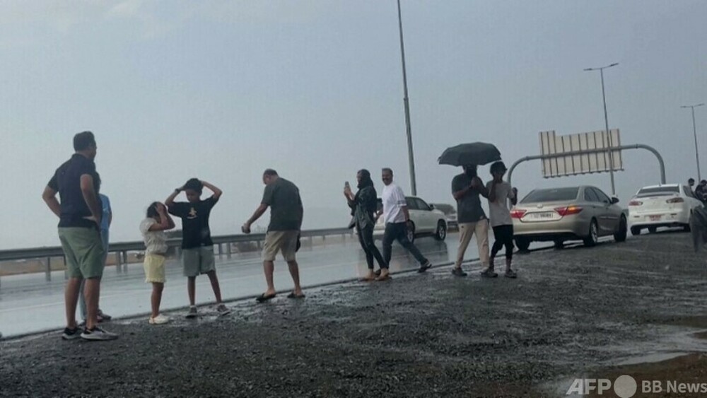 字幕：モンスーン愛するインド人、異国の砂漠で雨を追う UAE 写真1枚 国際ニュース：AFPBB News