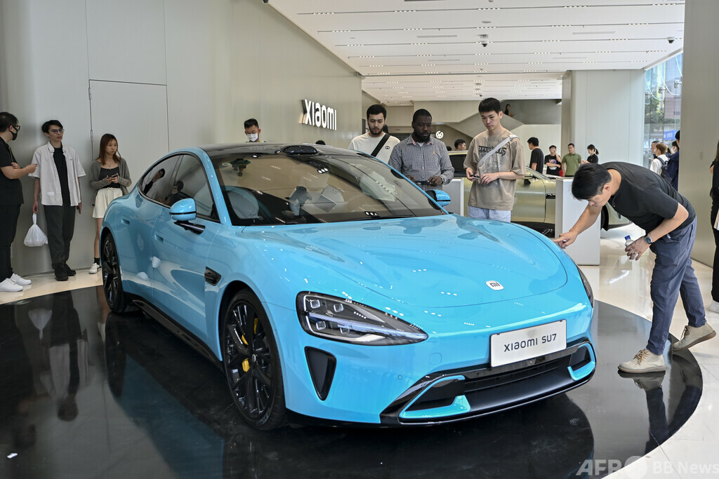 シャオミ初のEVが展示、人だかりに 中国 写真1枚 国際ニュース：AFPBB News