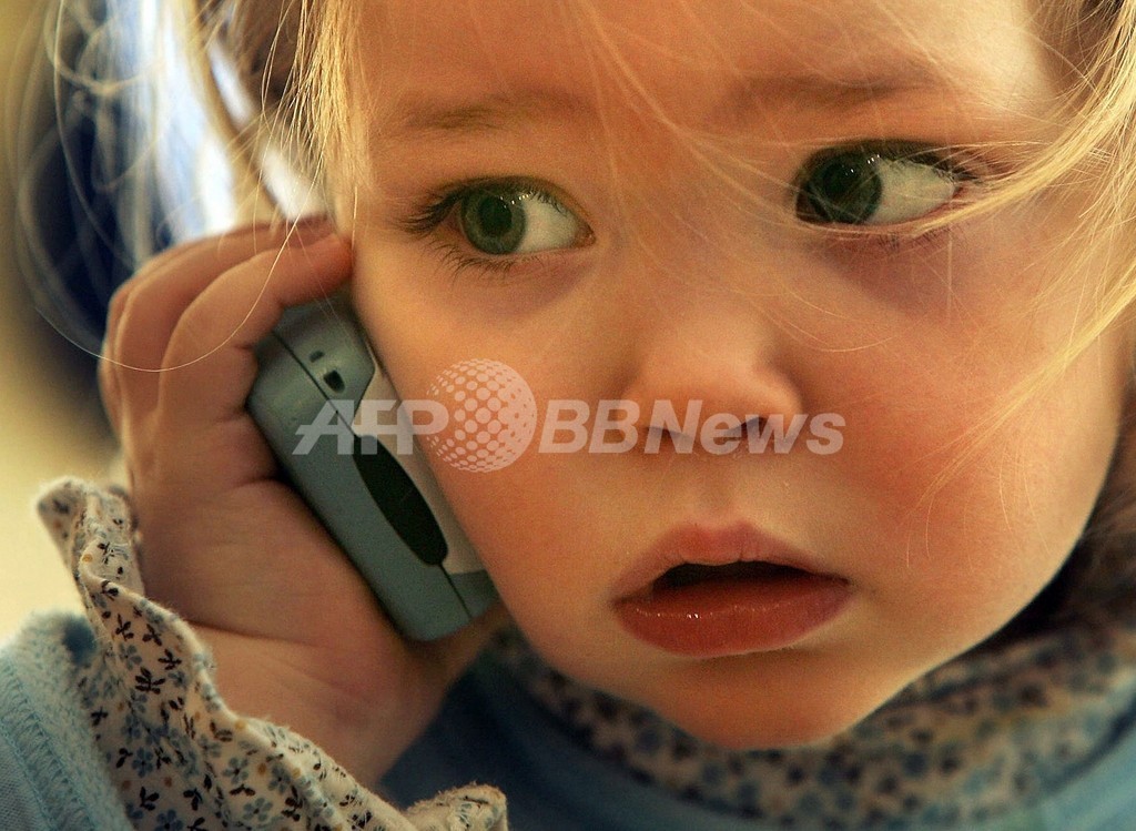 3歳児が緊急通報、母親の命を救う 写真1枚 国際ニュース：AFPBB News