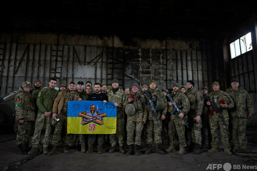 ゼレンスキー氏、激戦地バフムート近郊を視察 写真11枚 国際ニュース：afpbb News