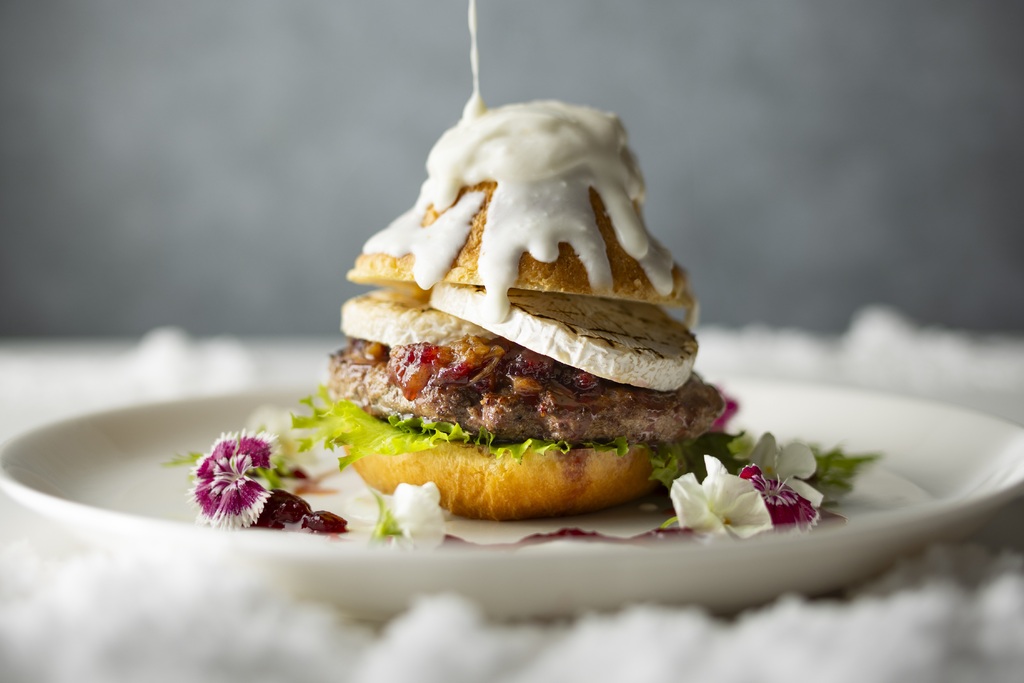 【富士マリオットホテル山中湖】冬の富士山を味わう、甘酸っぱく華やかなバーガー「リンゴンベリーの雪富士バーガー」発売 写真1枚 国際ニュース：AFPBB News