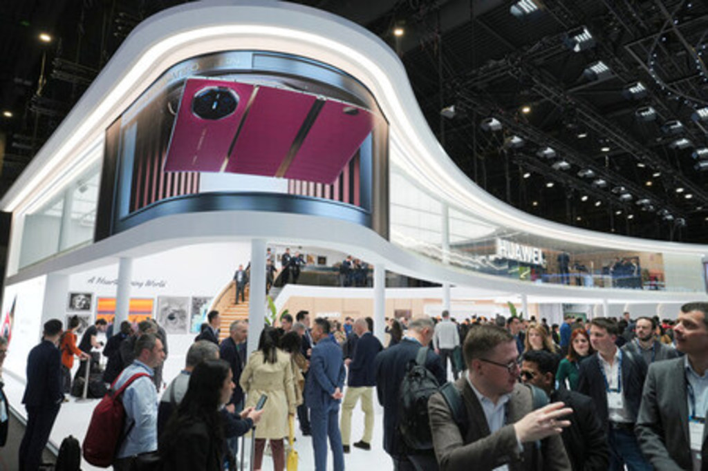 ファーウェイ、世界初の商業用三つ折り携帯電話をMWC 2025に出展 写真1枚 国際ニュース：AFPBB News