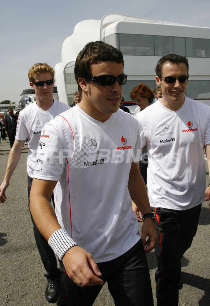 ＜07 F1・第4戦 スペインGP＞決勝を控えアロンソがパドック入り - スペイン 写真6枚 国際ニュース：AFPBB News