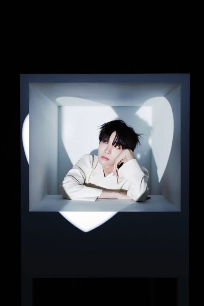 J-HOPE、「Jack In The Box (HOPE Edition)」 黒と白のコンセプトフォト公開 写真枚 国際ニュース：AFPBB News