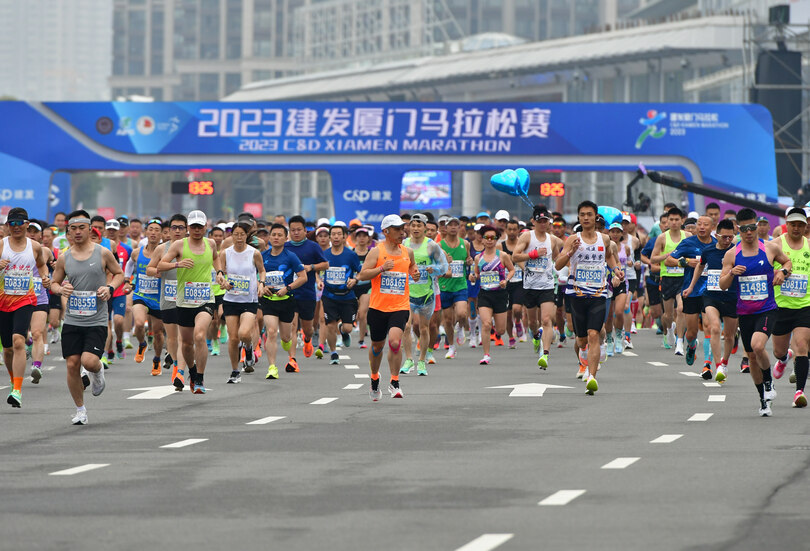 2023アモイマラソン、3万5千人が力走 福建省 写真6枚 国際ニュース：AFPBB News