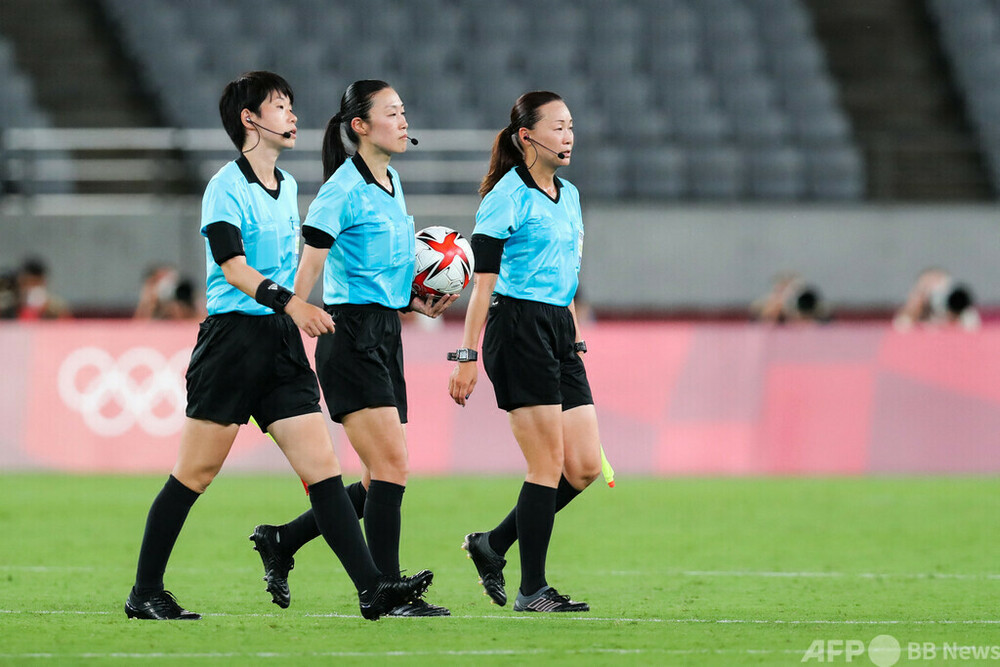 Jリーグ史上初 山下氏ら女性主審と副審が試合裁く 写真1枚 国際ニュース：AFPBB News