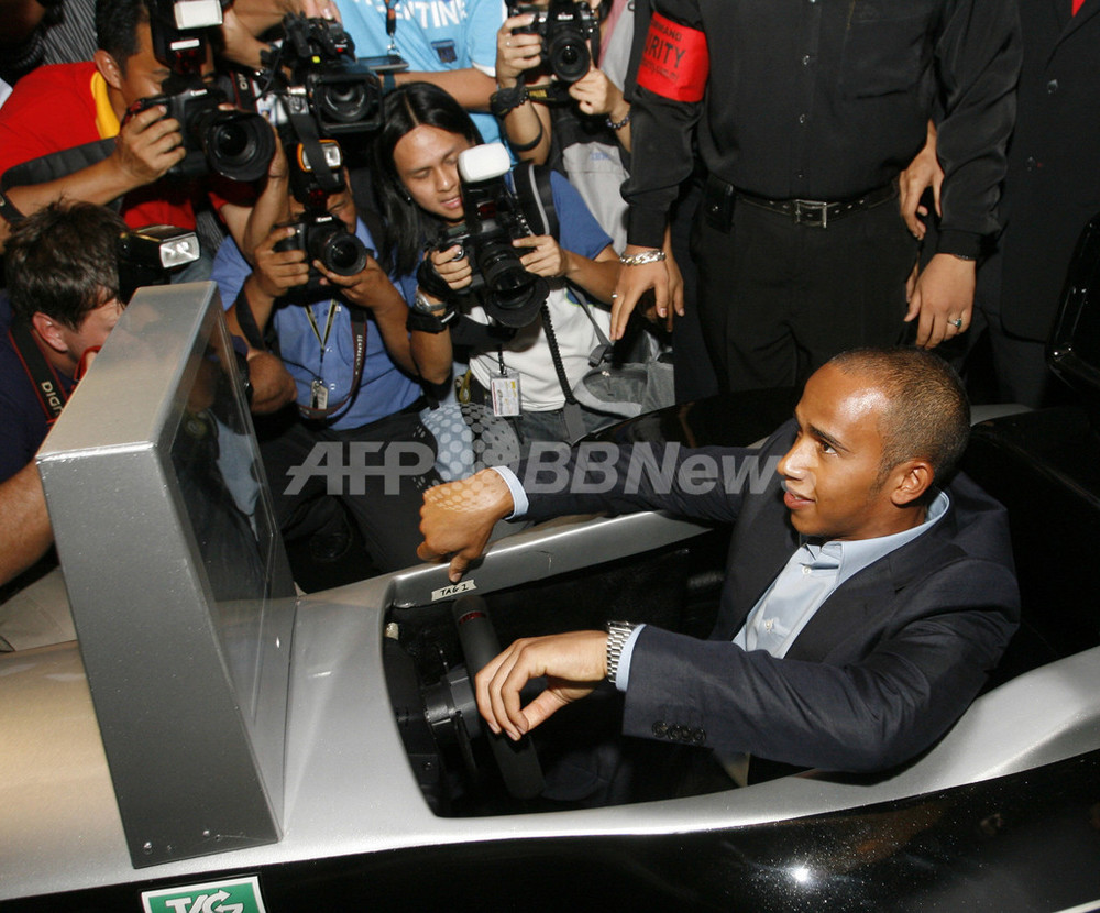 ＜07 F1・第2戦 マレーシアGP＞ハミルトン モーターレーシング・シュミレーターを体験 - マレーシア 写真4枚 国際ニュース：AFPBB News