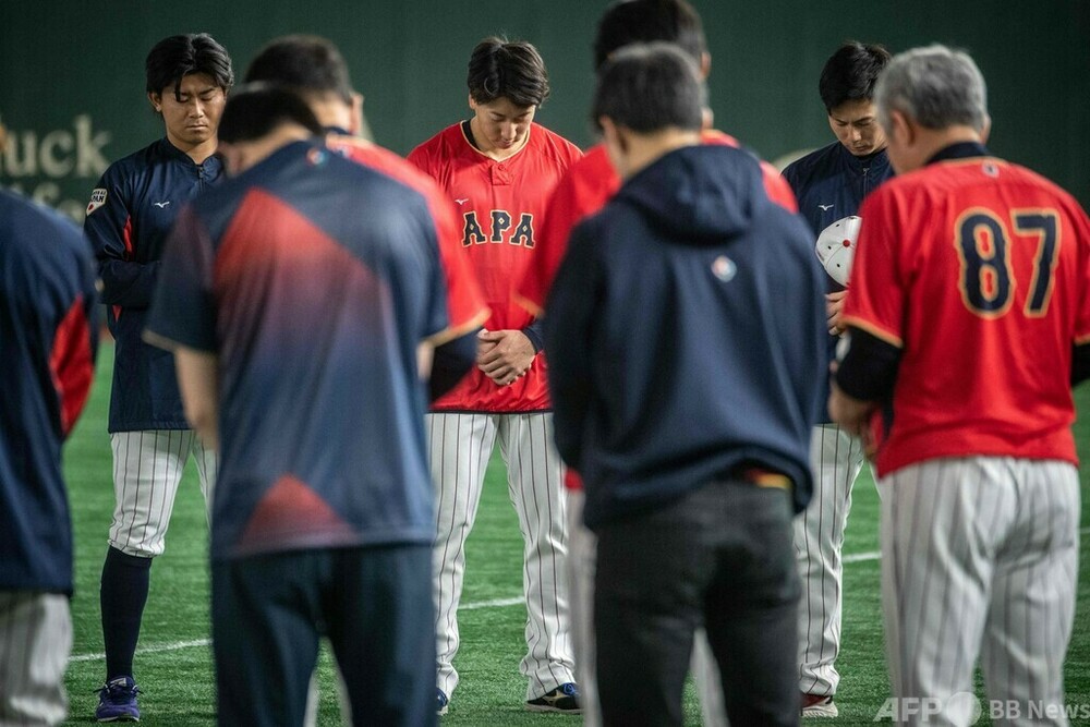 WBC日本代表、3.11に黙とう 写真2枚 国際ニュース：AFPBB News