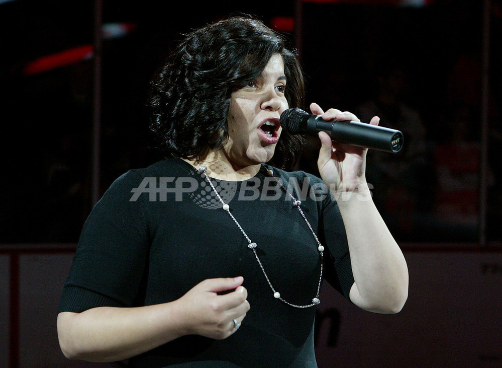 スタンレー杯・第5戦を控えAmanda Guerreroが国歌を独唱 写真3枚 国際ニュース：AFPBB News