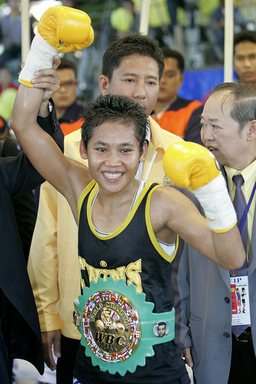 ＜ボクシング＞タウィスク アヤカを判定で降しWBC女子ライトフライ級王座を獲得 - タイ 写真7枚 ファッション ニュースならMODE PRESS powered by AFPBB News