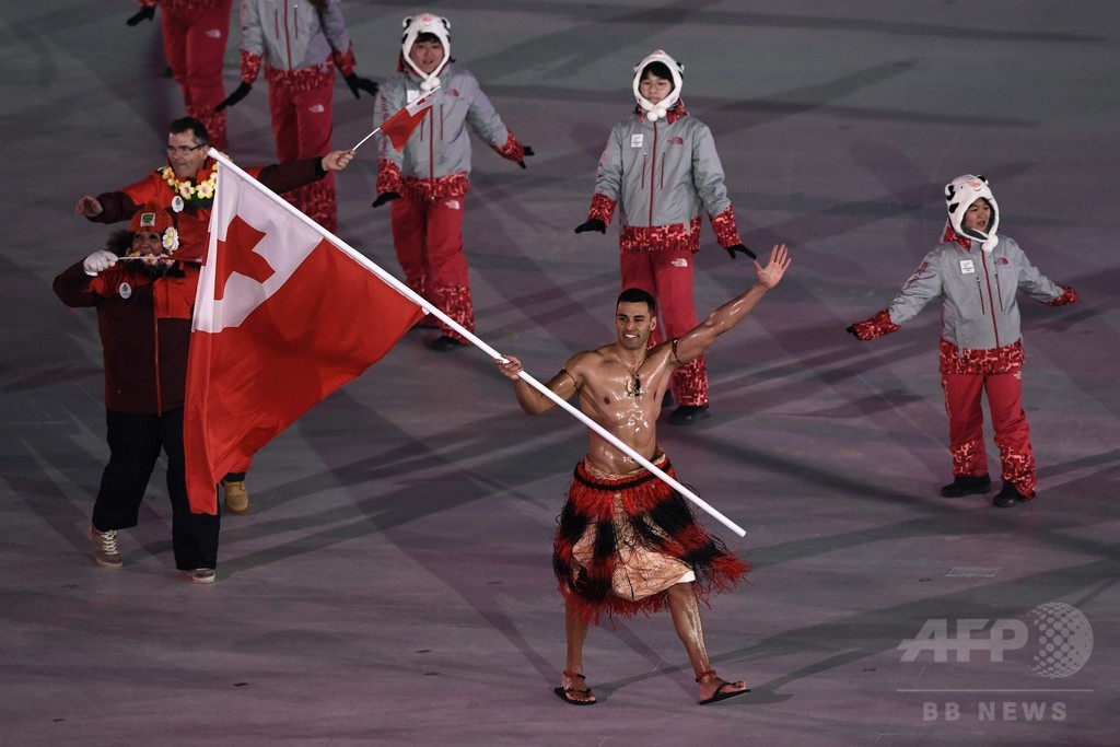 トンガ旗手が上半身裸で入場行進、リオ五輪に続き平昌五輪でも 写真5枚 国際ニュース：afpbb News