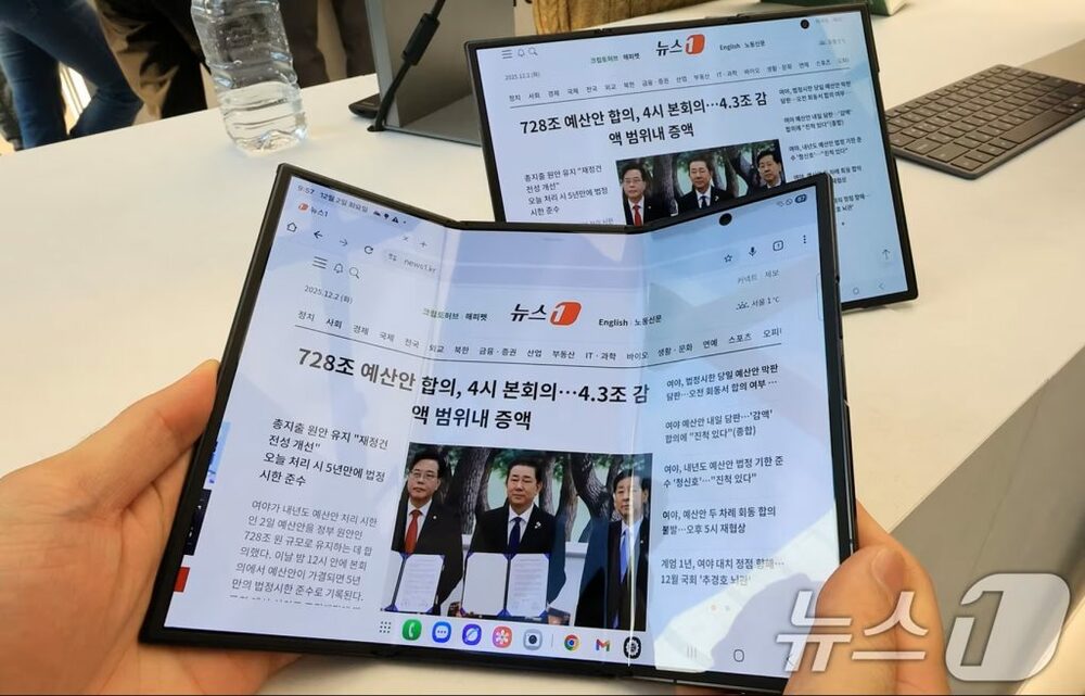 韓国サムスン、三つ折りスマホ『Galaxy Z TriFold』公開…展開すると10インチタブレットに、3つのアプリ同時使用も 写真枚 国際ニュース：AFPBB News