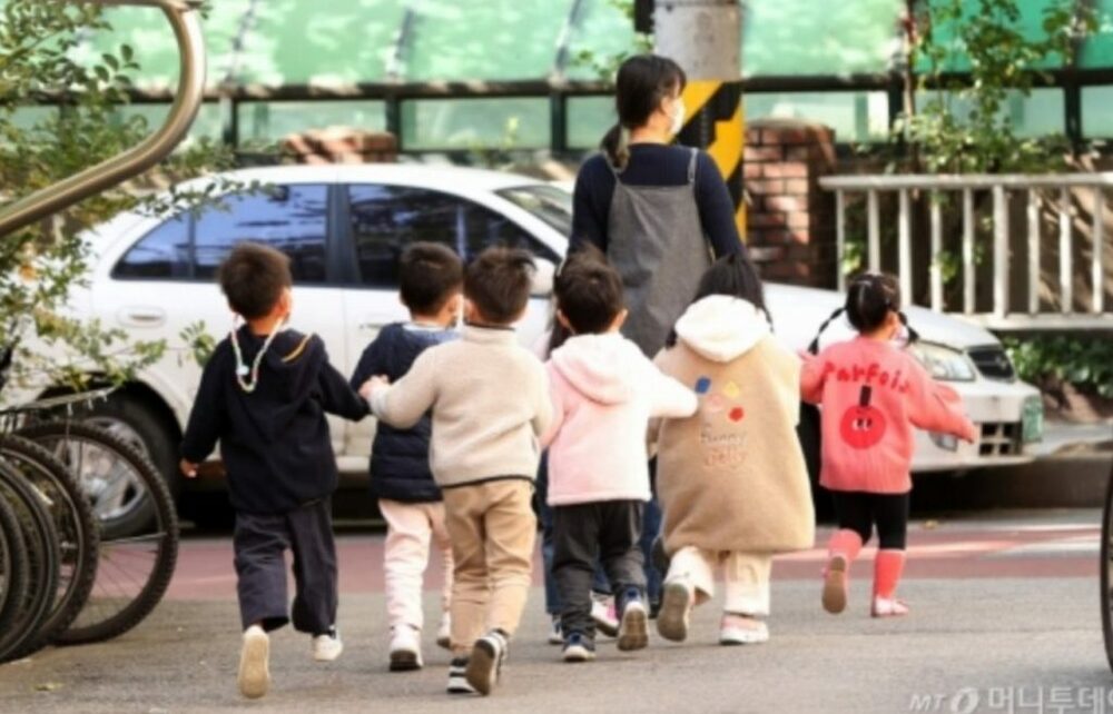 低すぎる「保育園の送迎バイト」報酬…韓国・批判受けて金額引き上げた求人主 写真枚 国際ニュース：AFPBB News