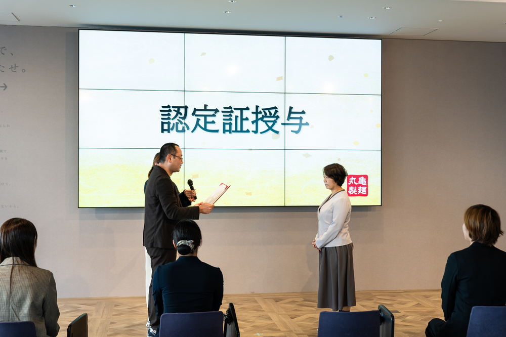 トリドールHDが推進する「心的資本経営」、店舗での新制度が始動 丸亀製麺「ハピカンキャプテン」の認定式を開催 写真1枚 国際ニュース：AFPBB News