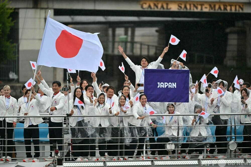 パリ五輪開会式、入場行進する日本選手団 写真15枚 国際ニュース:afpbb News