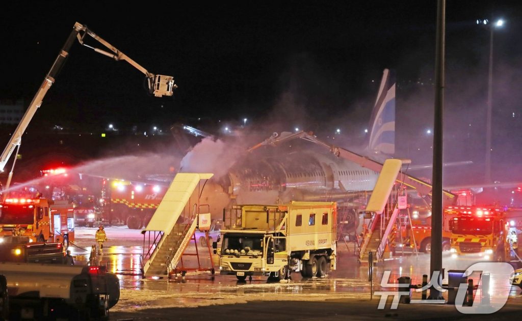 韓国・LCC機火災、乗客自ら、非常用扉を開き脱出…「出火時に機内の緊急案内なし」 写真枚 国際ニュース：AFPBB News
