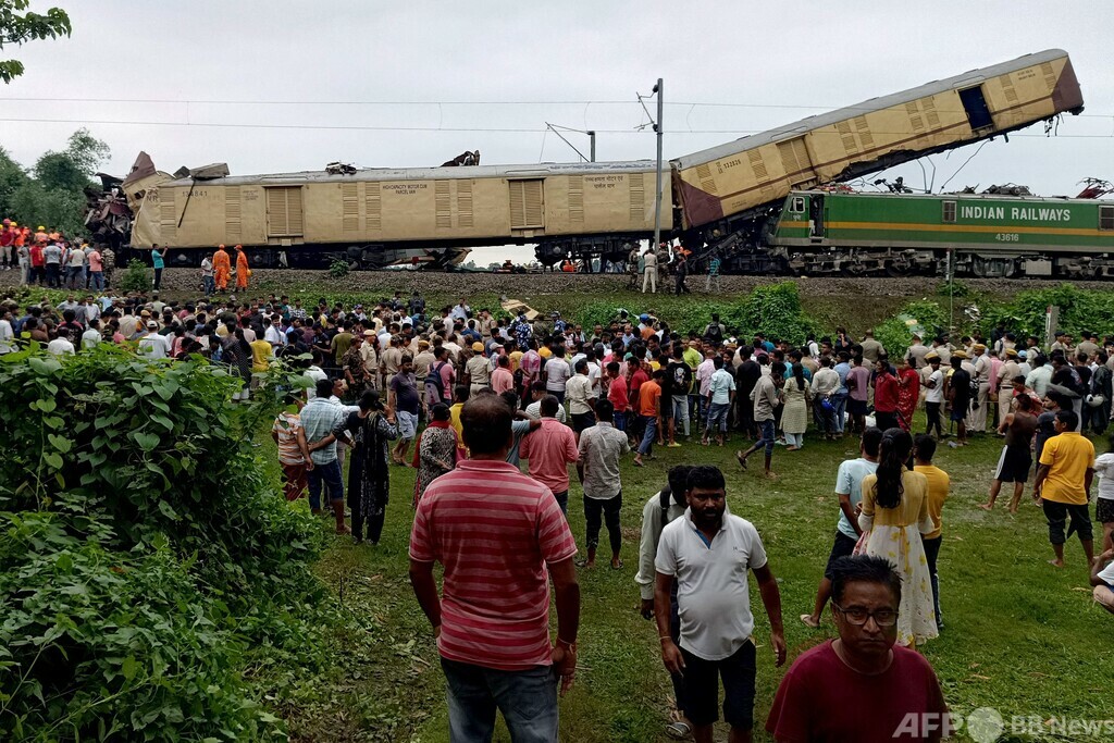 急行列車に貨物列車が衝突 7人死亡 インド 写真5枚 国際ニュース：AFPBB News