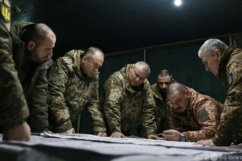 ウクライナ軍新総司令官、初の前線視察 状況は「極めて困難」 写真5枚 国際ニュース:afpbb News
