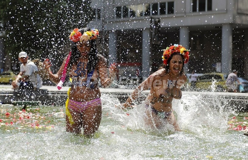 女性権利団体femen、トップレスでホモフォビアに抗議 写真9枚 国際ニュース:afpbb News
