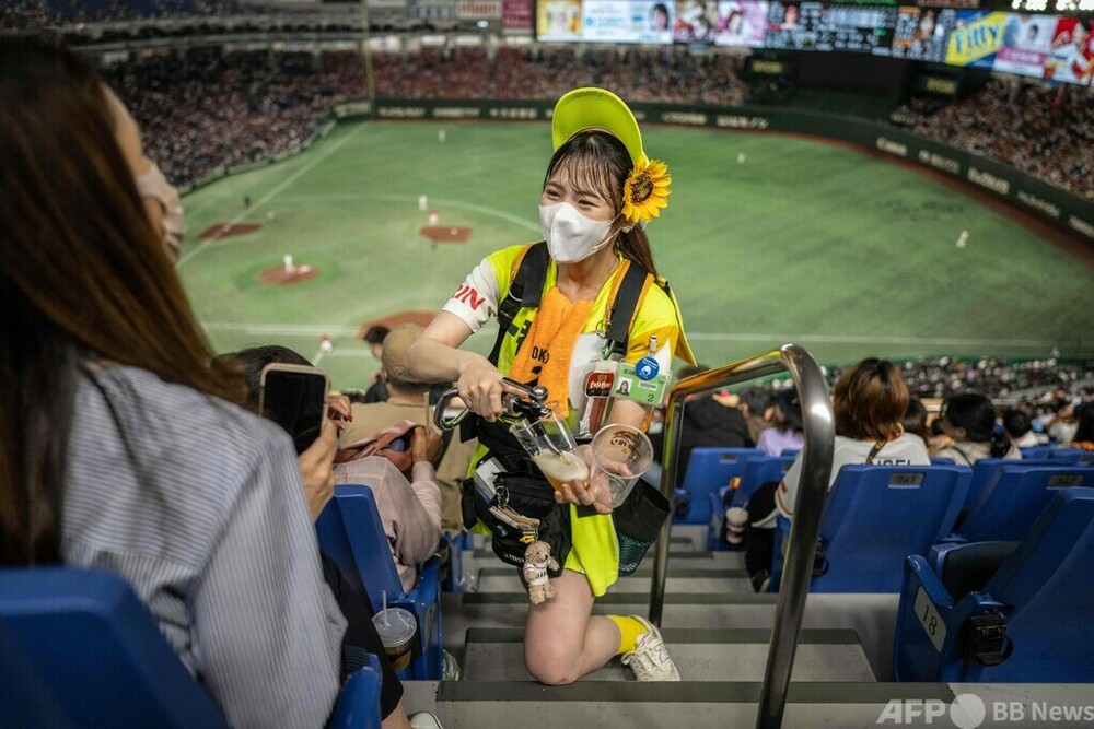 Speed demons: the 'uriko' beer vendors of Japanese baseball 写真11枚 国際 ...