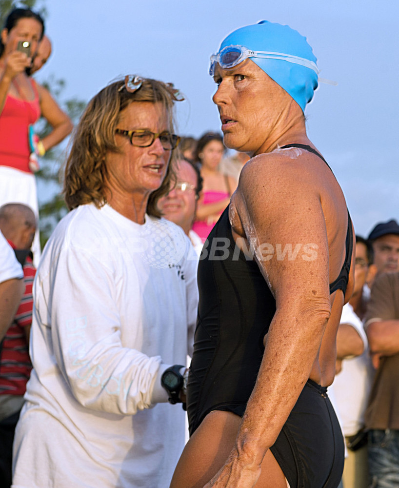 61歳の米女性、サメがうろつくフロリダ海峡166キロを遠泳中 写真4枚 国際ニュース：AFPBB News