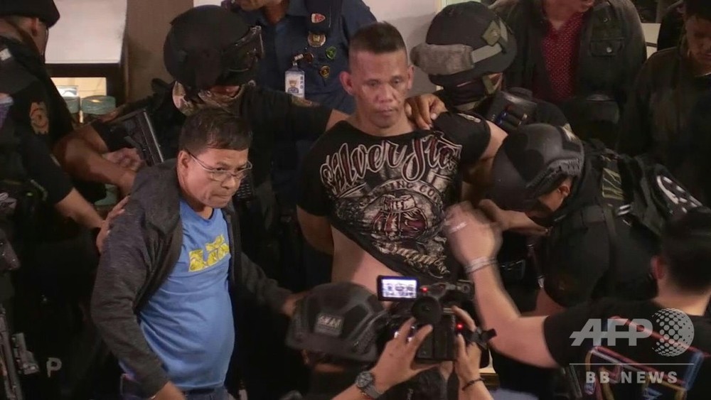 動画:フィリピン商業施設の人質事件 元警備員が投降、確保の瞬間 写真1枚 国際ニュース:afpbb News