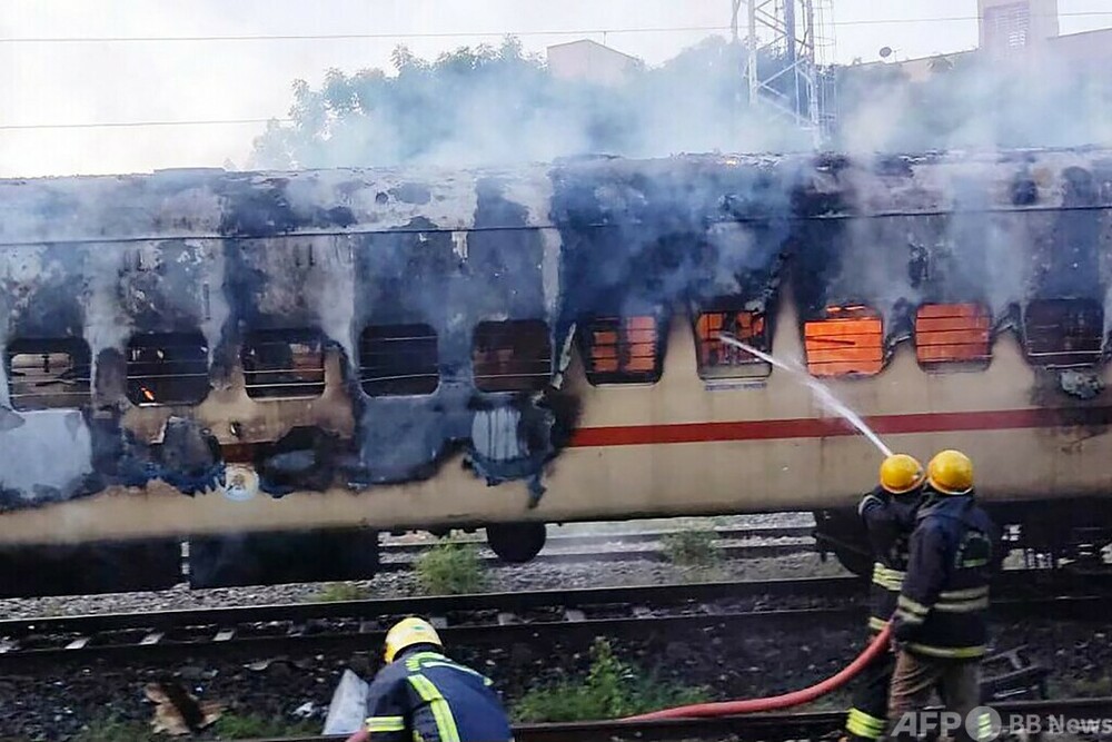 インドで列車火災、9人死亡 原因は車内での「お茶入れ」か 写真2枚 国際ニュース：AFPBB News