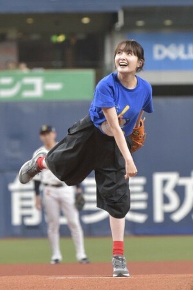 WESTERのCMに出演中の俳優・葵わかなさんが カモノハシのイコちゃんや旅輪田カバーンとともに始球式に登場 写真1枚 国際ニュース：AFPBB News