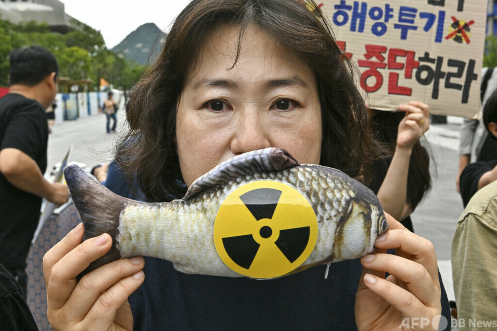 Japan PM eats 'safe and delicious' Fukushima fish 写真2枚 国際ニュース：AFPBB News