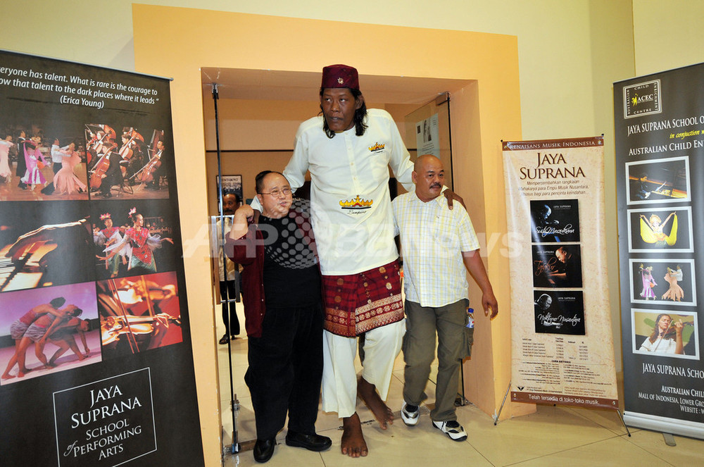 インドネシアの巨人、最高身長ギネス記録に5センチ及ばず 写真10枚 国際ニュース：AFPBB News