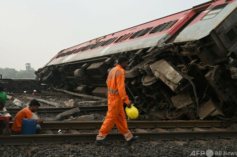 東部オディシャ州バラソール付近で起きた列車3本が絡む事故の現場。AFPTVの動画より