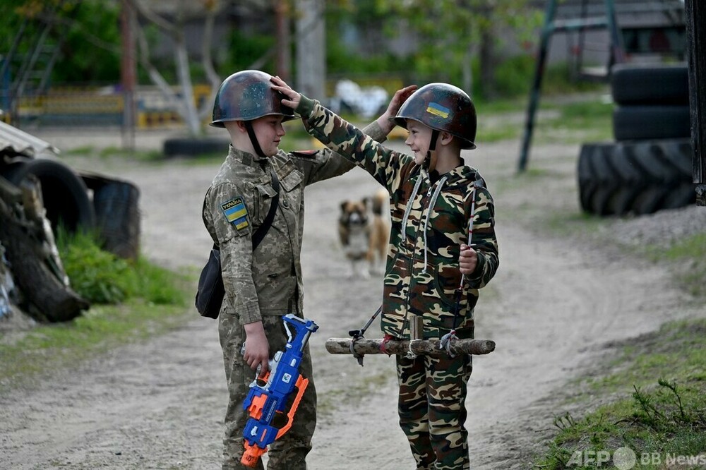 夢は兵士になること 「戦争ごっこ」で遊ぶウクライナの子どもたち 写真20枚 国際ニュース：afpbb News