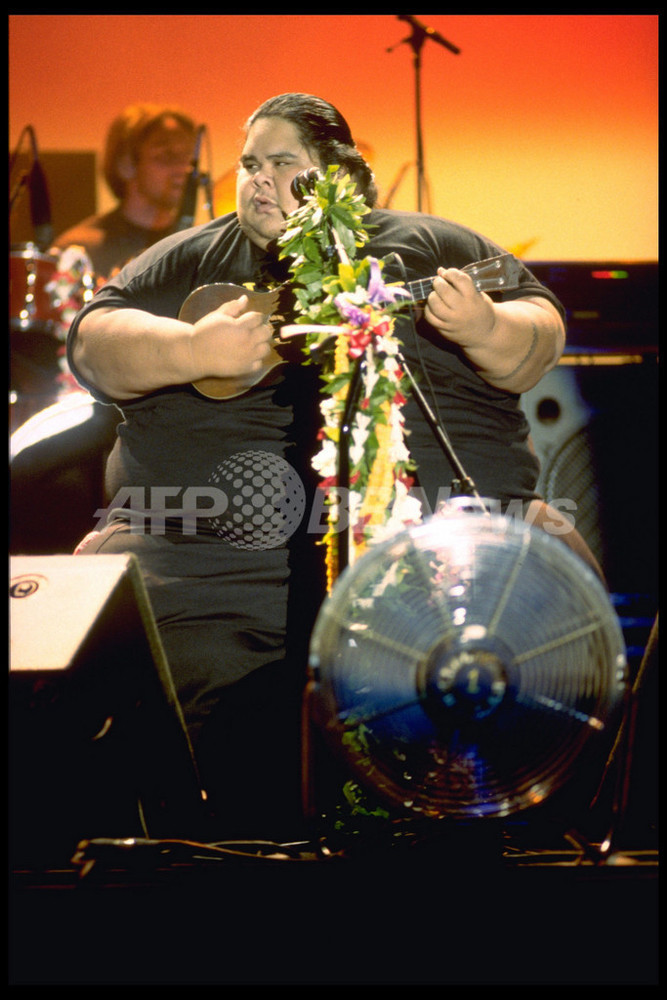 没後13年、巨体ハワイアン・シンガーの歌が独チャート1位に 写真2枚