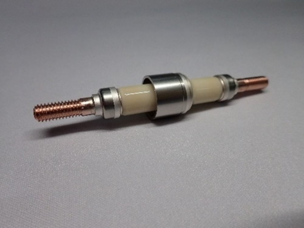 世界初※1、液体水素用高電流対応の「電流導入端子」と 「MS-8ピン端子」を新開発 写真1枚 国際ニュース：AFPBB News