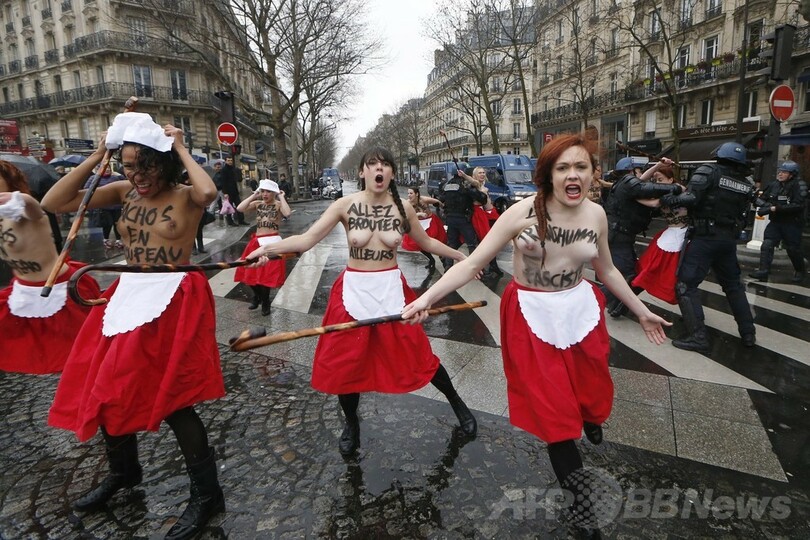 Femen、仏「怒りの日」デモにトップレス抗議 写真12枚 国際ニュース:afpbb News