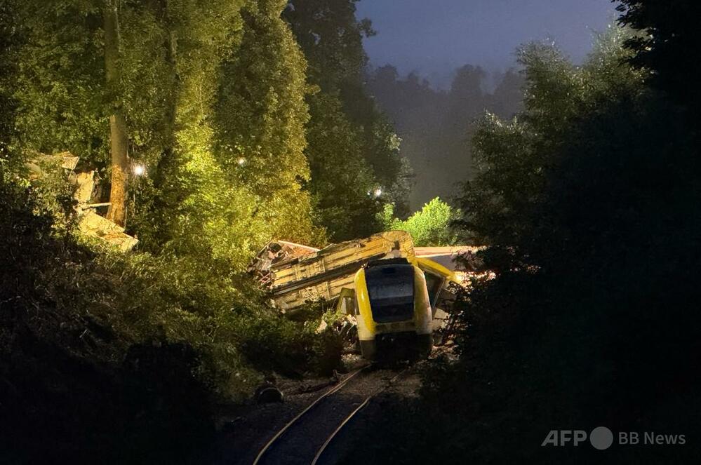 ドイツで列車脱線、3人死亡 写真3枚 国際ニュース：AFPBB News