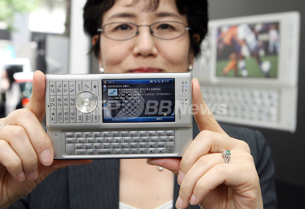 ウィルコム新端末「Advanced/W-Zero3（es）」発表 写真3枚 国際ニュース：AFPBB News